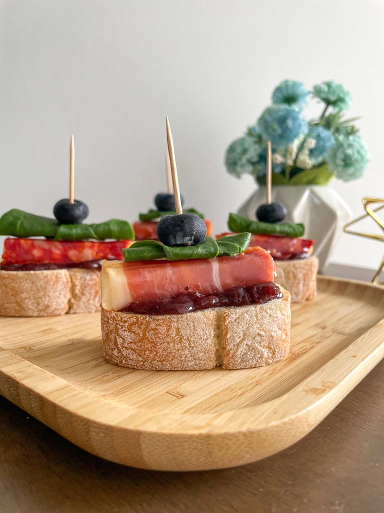 Montaditos de pan con jamón serrano, mermelada de mora y arrúgula | Delga-C